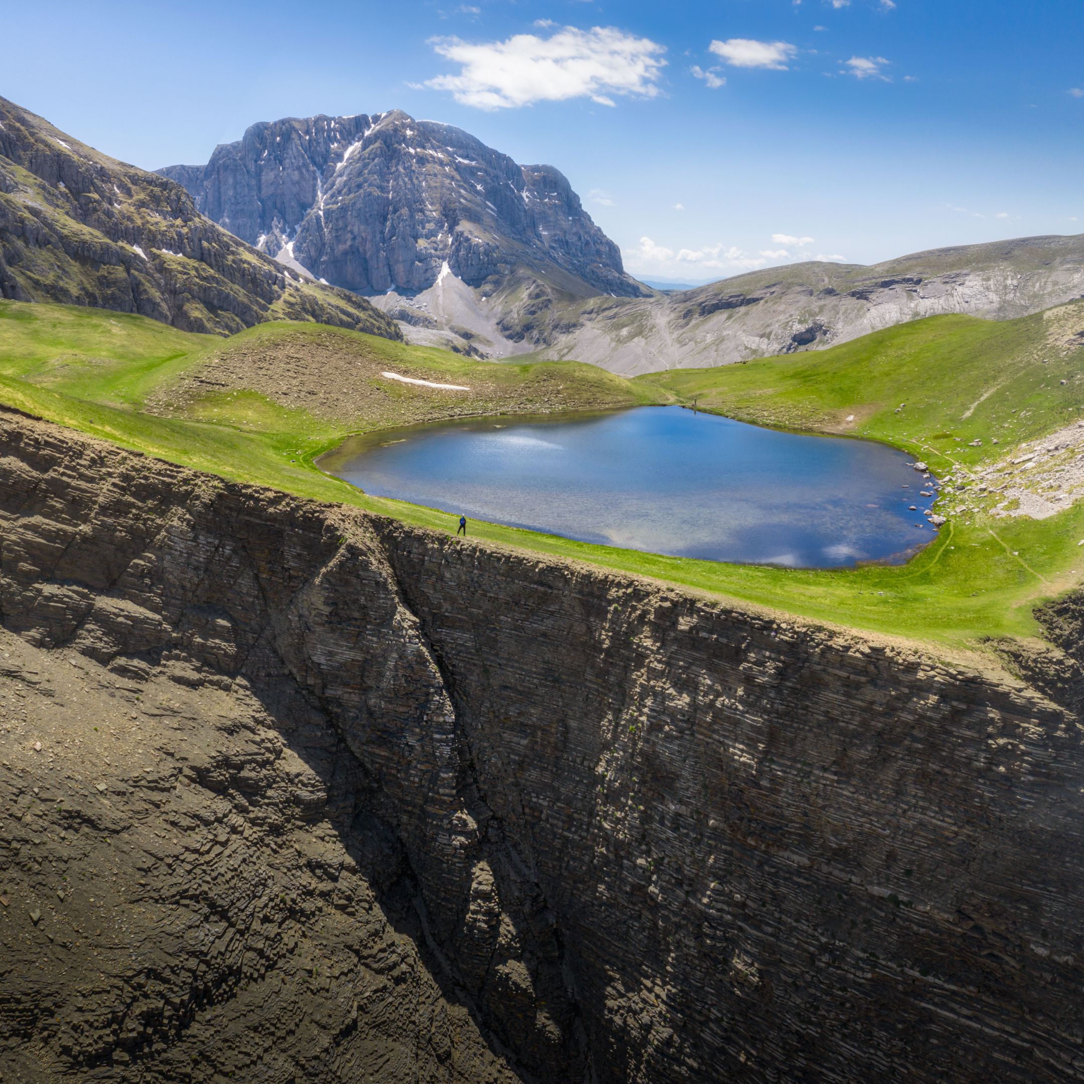 Outdoor Voyage | Trekking the Dragon Alpine Lake